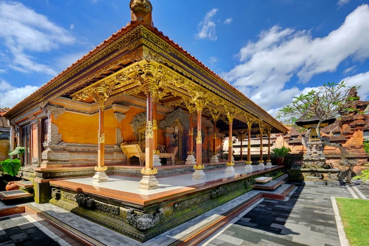 Bali Temple House Design for Family Near TheBeach - Guesthouses for ...