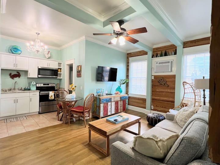 Happy Harbor Walk Apartment • Old Town - Key West, FL