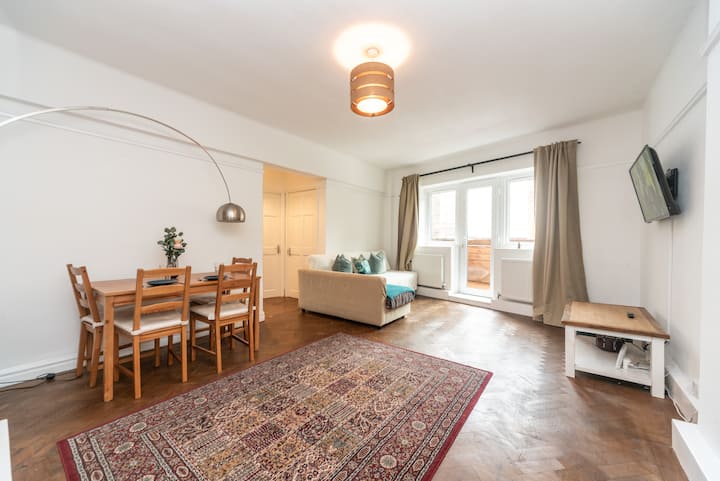 Large 3br Flat W/ Balcony • Sleeps 8 • Near City - Central London