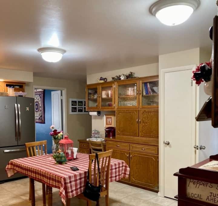 The Fireplace Room 1.2 Miles From Lambeau - Green Bay, WI