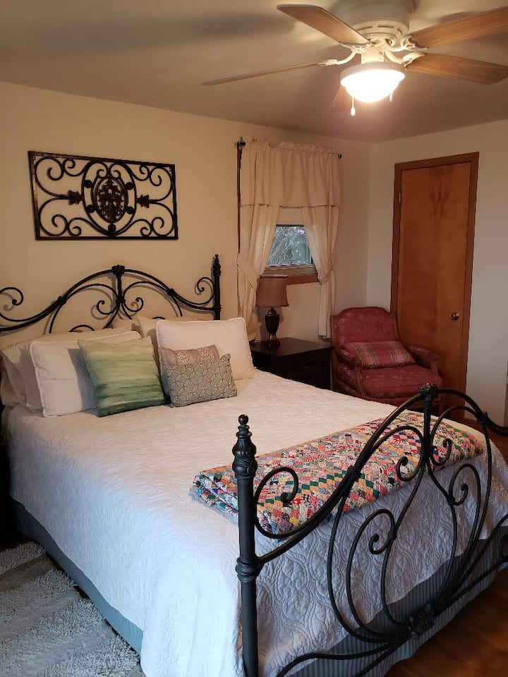 River View Bedroom - Hermann, MO