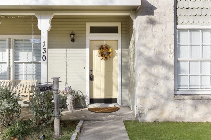 Cozy Boerne Home Downtown- Families, Weddings - Boerne, TX