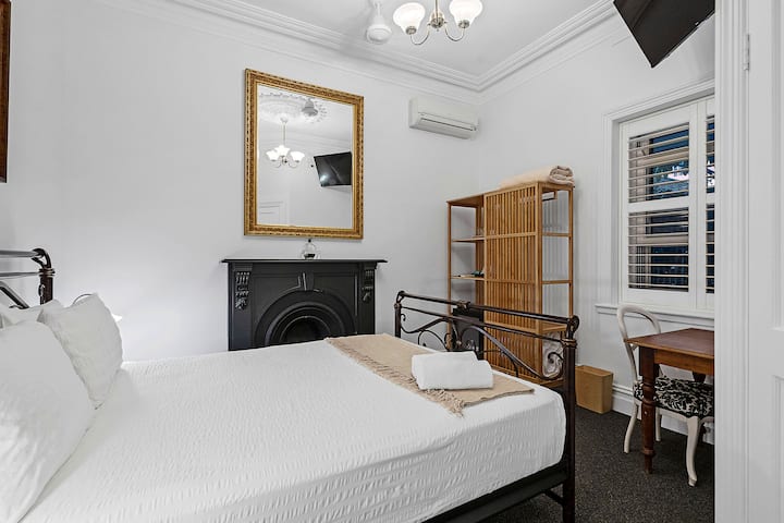 Room 2 Queen With En-suite Ground Level - Fremantle