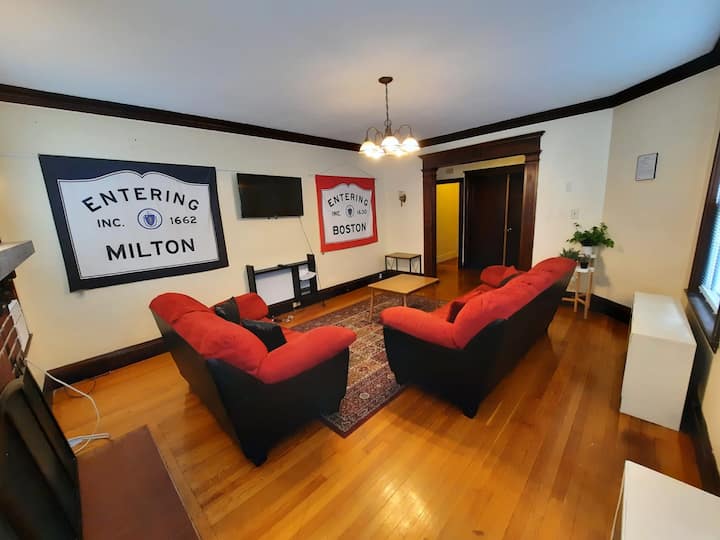 5es Remodeled Expansive Home, Off Street Parking - Dedham, MA