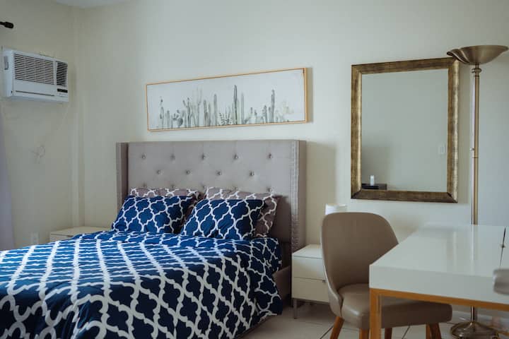 Your Vacation Home! Near The Beach - Miami Beach, FL