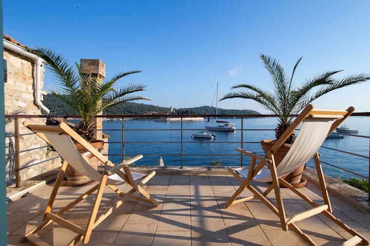 Villa Farolfi, Vis - Comisa