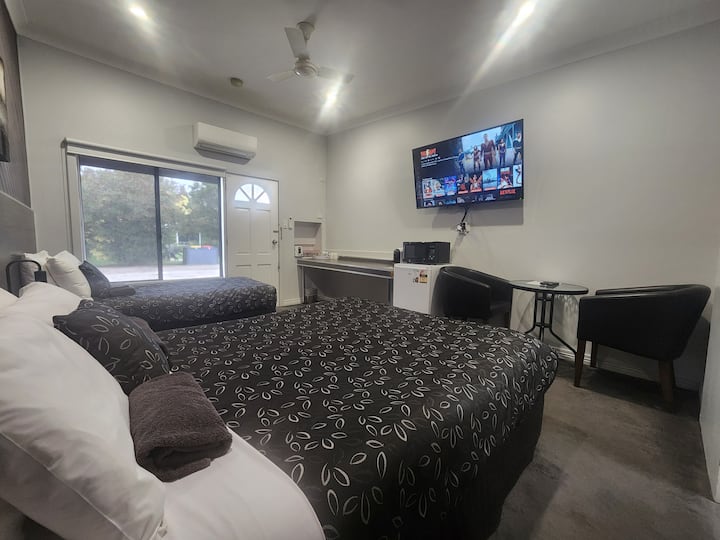Motel24seven - Twin Room  -  汽车旅馆双床间 - 大号床+单人床 - Sale
