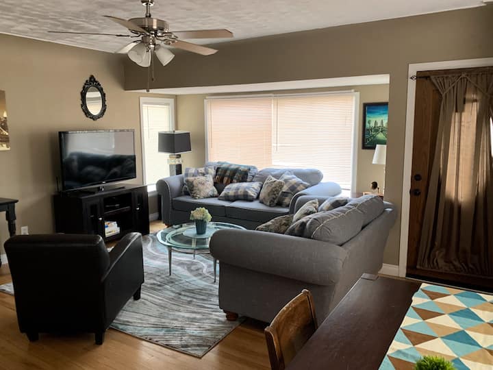 Bright, Spacious Home, Minutes From Downtown - Lakewood