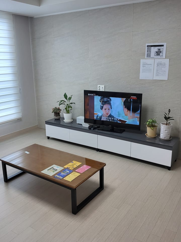 넓고 깨끗한 공간으로 오직 한팀만 모시며 한옥마을 재래시장 영화의 거리가 가까이 있는 집 - Jeonju-si