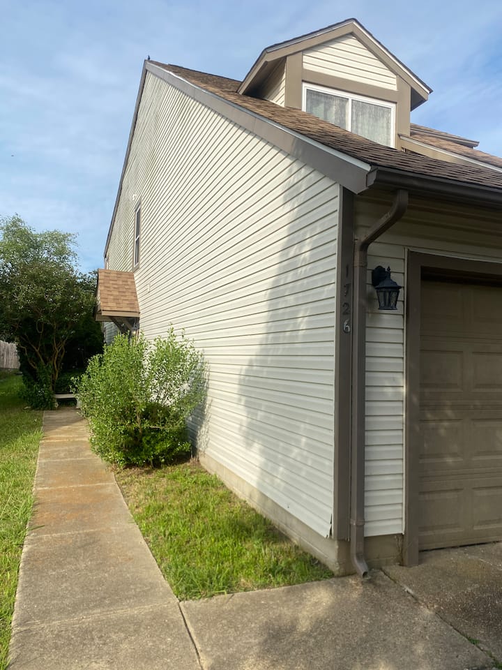Cheerful Four Bedroom Townhouse Close To Beach - Virginia Beach, VA