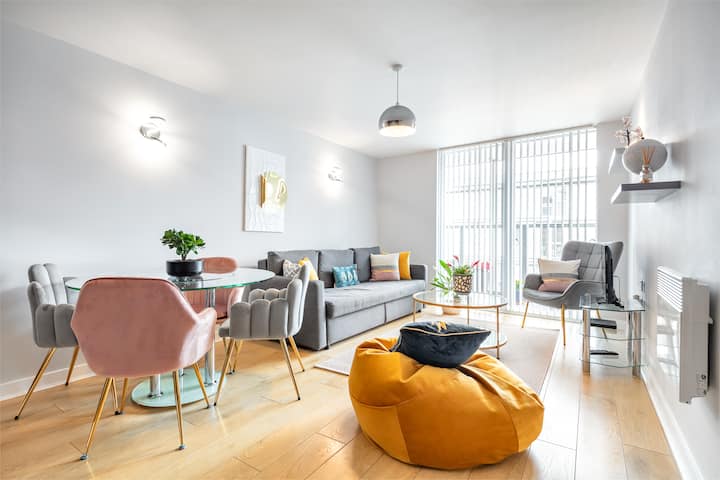 Stunning Apartment With Underground Parking! - London