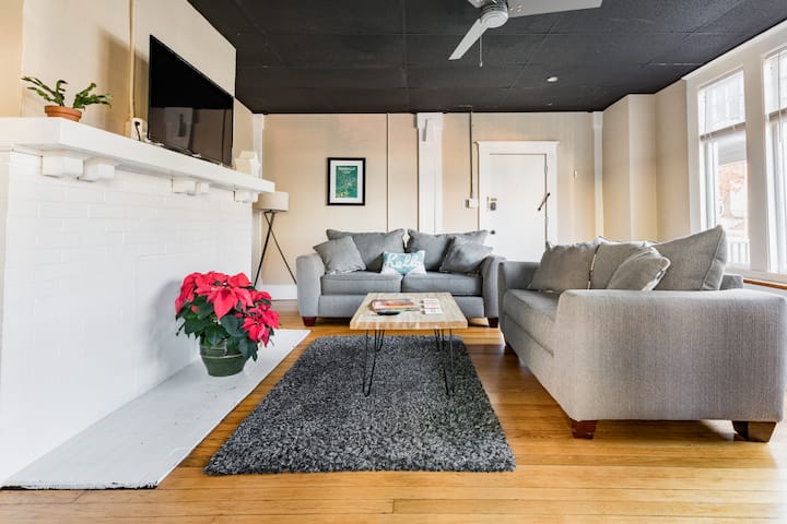 Large Historic Apartment On Ut Campus With Deck - Knoxville, TN