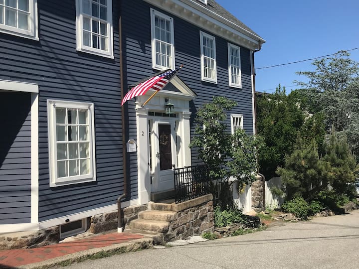 Historic Chamber De Lafayette, 1731 - Salem