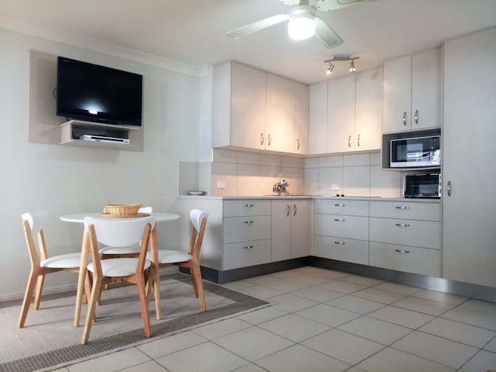 Cranbourne Court 2 Bedroom Beachside Apartment - Maroochydore