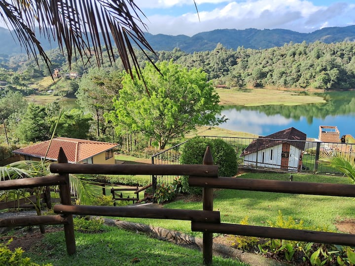 Beautiful Lake View Villa. Lake Access & Near Town - Guatape