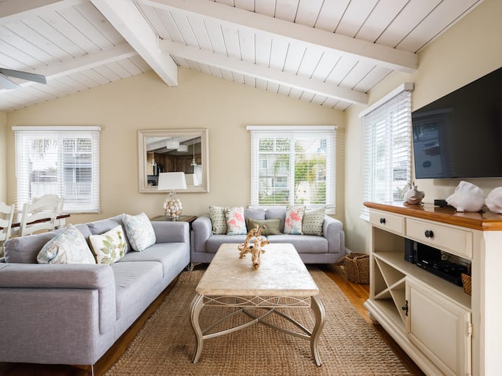 Spacious And Lofty 3 Bedroom With A/c & Extra Den! - San Diego, CA