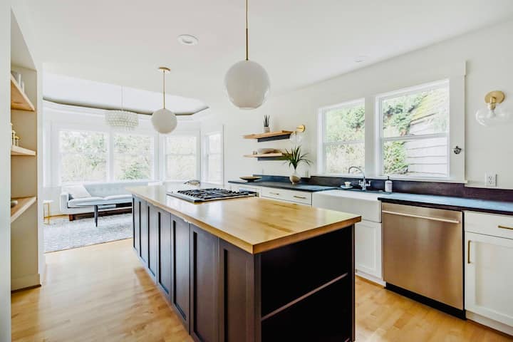 Stunning Tranquil Retreat By Ravenna Park - Seattle, WA