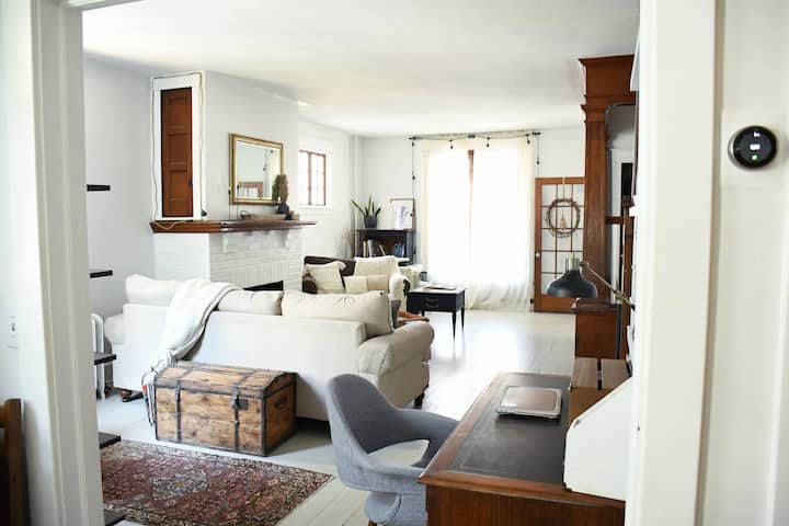 Downtown Peaceful Room & Balcony - Lancaster, PA