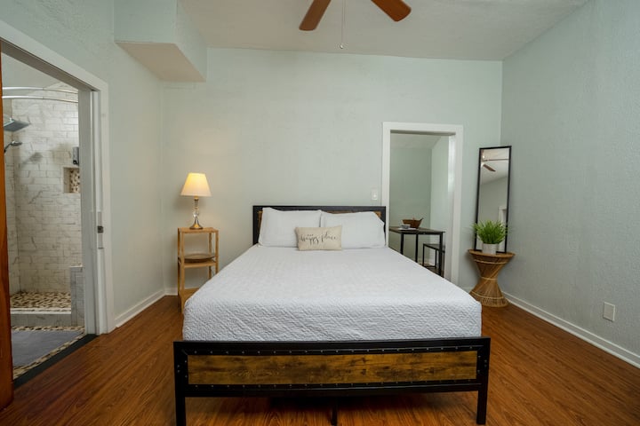 Animal House: Walk Dntn | Sleeps 4 | Pet Friendly - Gainesville, FL