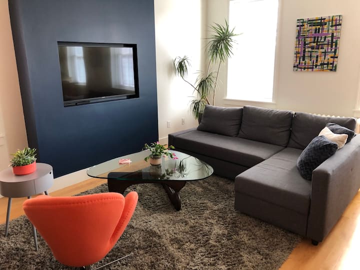 Bright And Distinctive Old Town Apartment - Alexandria, VA