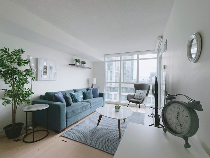 Classy & Lux Downtown 2 Bdrm+ Den Condo - Toronto