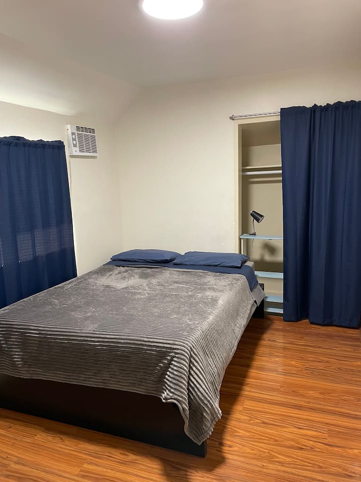 C: Private Room W/2 Beds & Parking - San Fernando, CA
