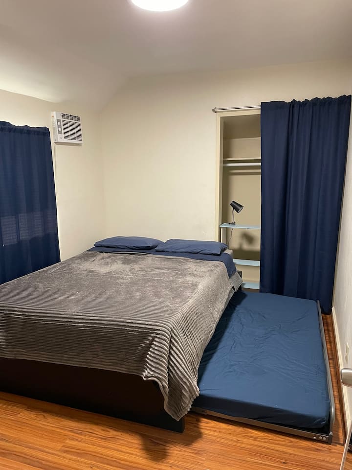 C: Private Room W/2 Beds & Parking - Magic Mountain, CA