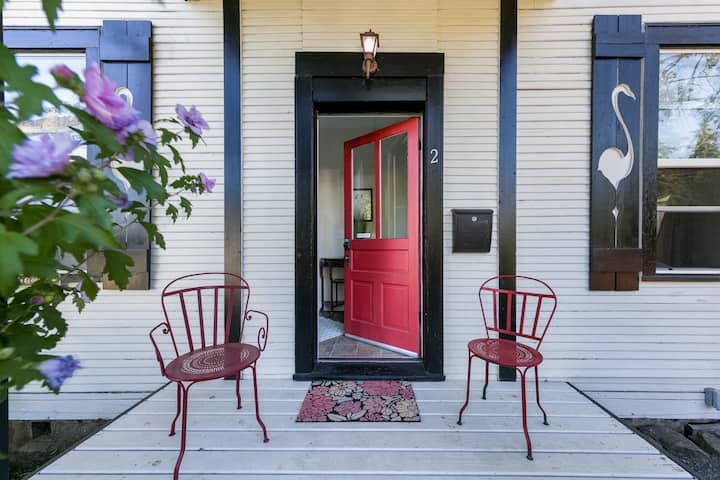 Front Porch Flat ~ Hood River ~ Monthly + - Hood River, OR
