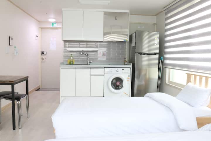 Cozy Flat Nearby Metro And E-mart(triple Room) - Seoul