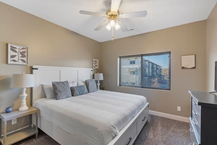 Jordan Creek End Unit Spacious W/private Garage - West Des Moines, IA