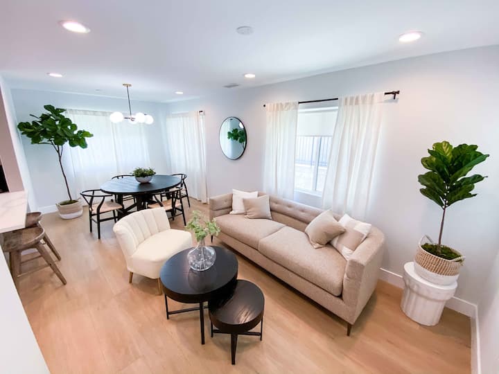 Noho Gated 2 Bed + 2 Bath House - Free Parking - Burbank, CA
