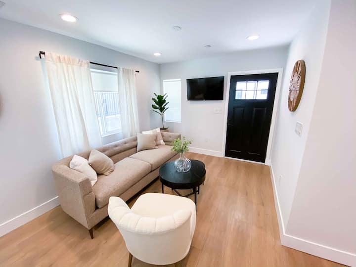 Noho Gated 2 Bed + 2 Bath House - Free Parking - Los Angeles, CA