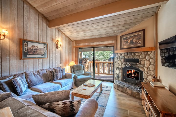 Vaulted Ceiling~new Kitchen~pool~bike Path~by Golf - Mammoth Lakes, CA