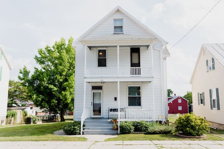 Kork Haus - Whole House Rental In Downtown Hermann - Hermann, MO