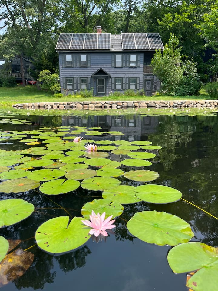 The Little House - A Historic New England Cottage. - Burlington, MA