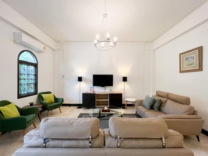 Neveu:the Boutique, 5 Bedrooms Apt@mrt Sutthisan - Bangkok