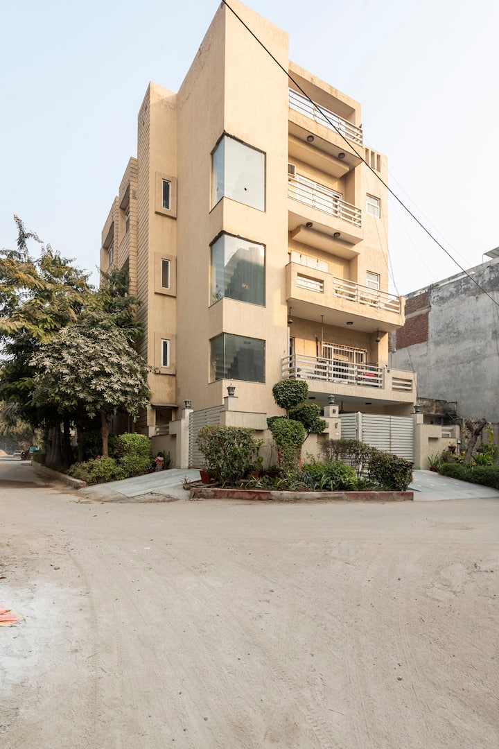 Commander Independent Floor - Noida