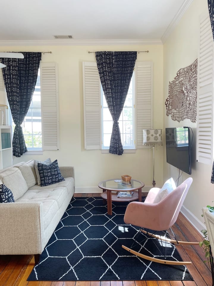 Sunny Upstairs Retreat | Downtown Savannah For Two - Florida