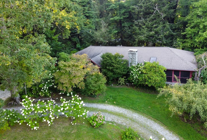 Cozy Mountain Home - Hendersonville, NC