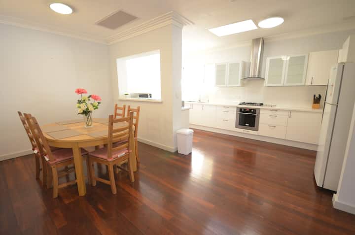 *- Clean Comfy Queen Room Near Perth Airport - Ascot