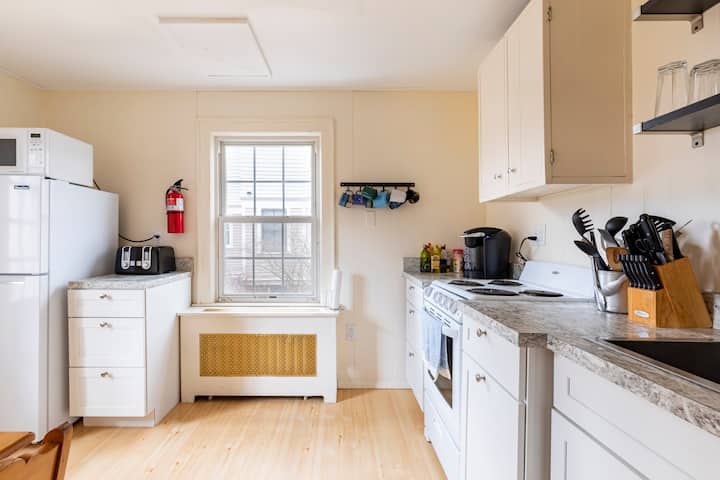 Spacious Burlington Cottage Suite By Uvm + Parking - 벌링턴