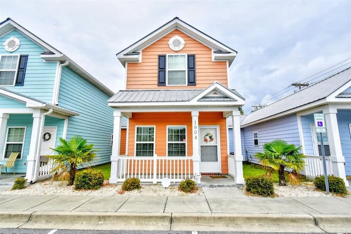 2 Story Cottage, Short Walk To Beach, Free Parking - Myrtle Beach, SC