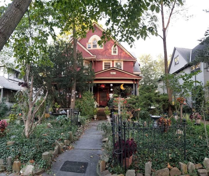 Private Suite In Victorian Home - Cleveland