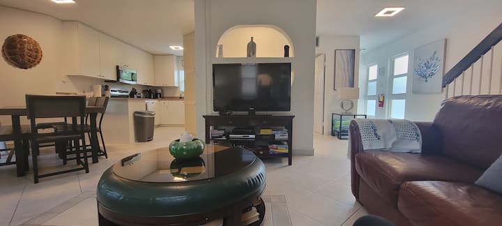 3 Bedroom 2 Bath Condo Right On 7 Mile Beach - Cayman Islands