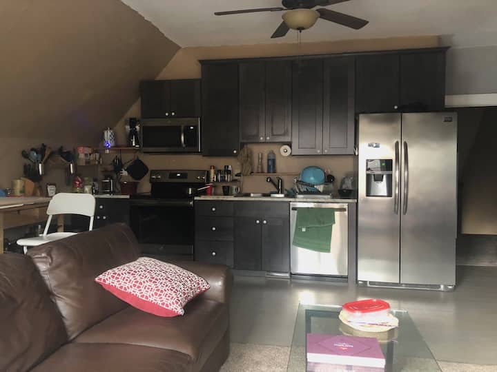 Short Term Room In Shared 3rd Floor Apartment. - Pittsburgh, PA