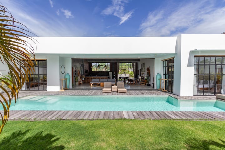 Tropical 3bd Villa W/ Pool Near Batu Belig Beach - Seminyak