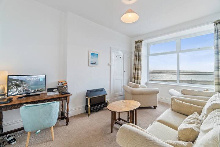 Wonderful 3 Bedroom Apartment Sleeping 6 With Stunning Sea Views. - Aberdovey