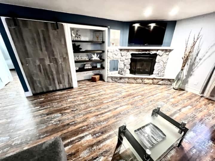 Ritchie's Spacious Blue Deer Penthouse 2 Bd 1.5 Ba - Appleton, WI