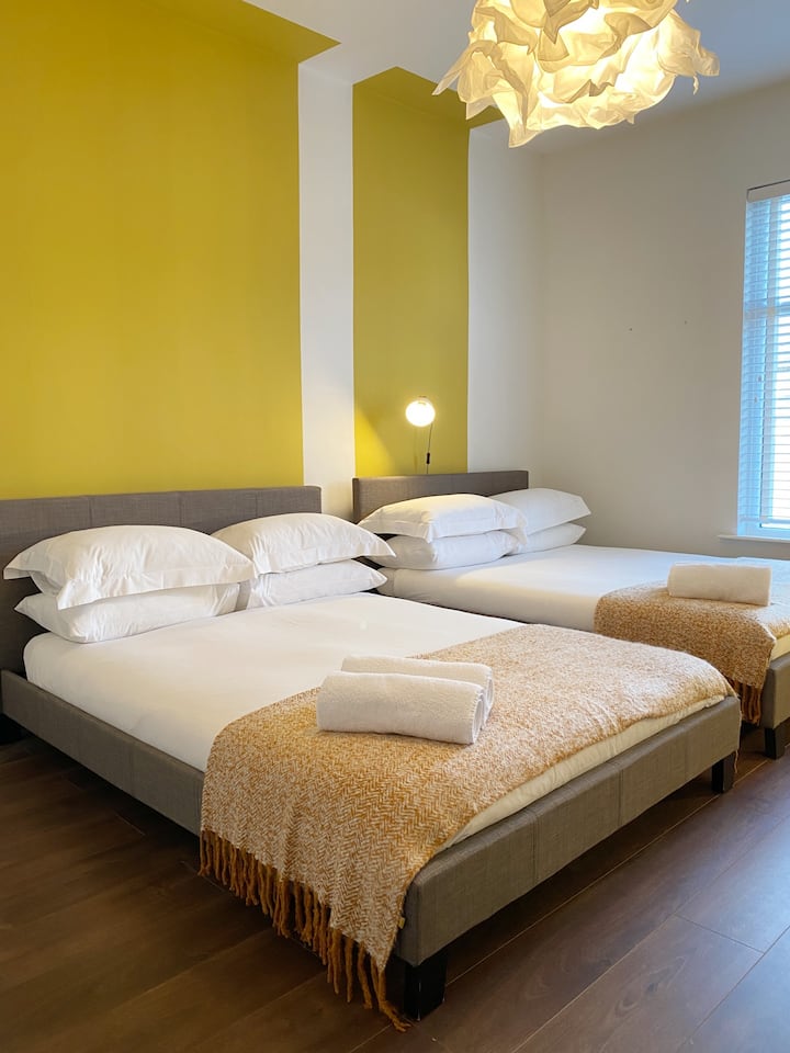 *Luxury Townhouse - Sleeps 8 + Parking* - Liverpool