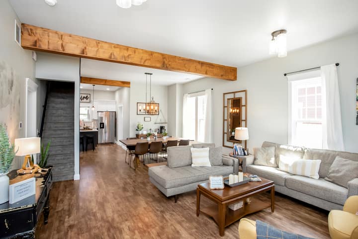 The Rustic Rose - 4 Bedroom House W/ Hot Tub Near Downtown - Walla Walla, WA